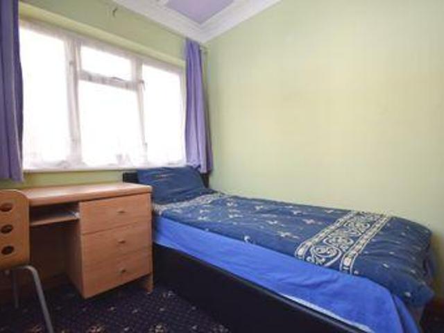 3 Bedrooms Detached house for rent in Temple Park, Uxbridge UB8