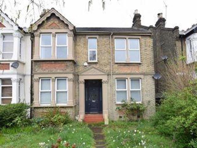 3 Bedrooms Detached house for rent in The Avenue, Highams Park, London E4