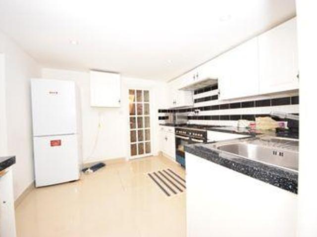 3 Bedrooms Detached house for rent in Wood Lane, Woodford Green, Essex IG8