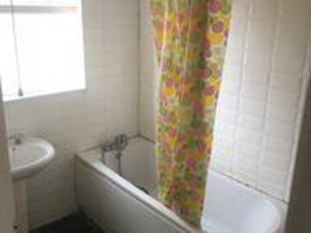 3 Bedrooms Detached house for rent in Wolsey Avenue, London E6
