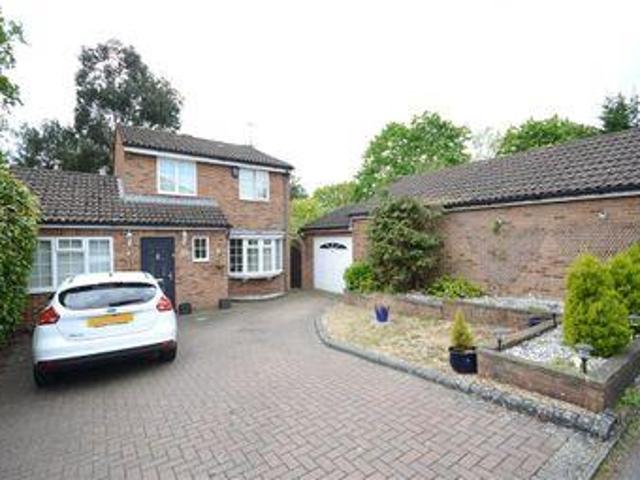 3 Bedrooms Detached house for sale in Mulberry Close, Heath Park, Sandhurst GU47