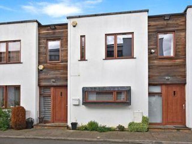 3 Bedrooms Detached house for sale in Madoc Close, London NW2