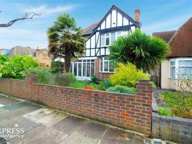 3 Bedrooms Detached house for sale in Marlborough Drive, Ilford, Greater London IG5