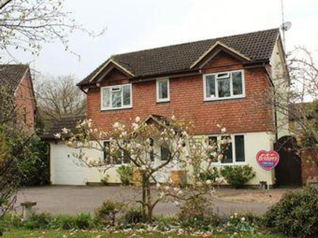 3 Bedrooms Detached house for sale in Nightingale Close, Farnborough GU14