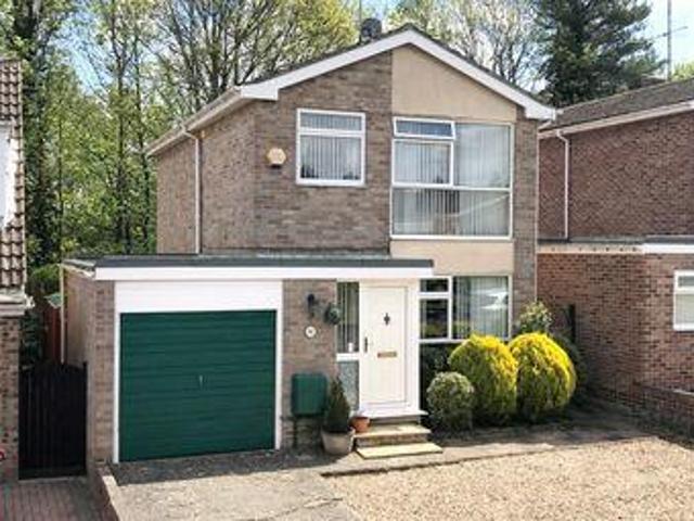 3 Bedrooms Detached house for sale in Abbey Close, Newbury RG14