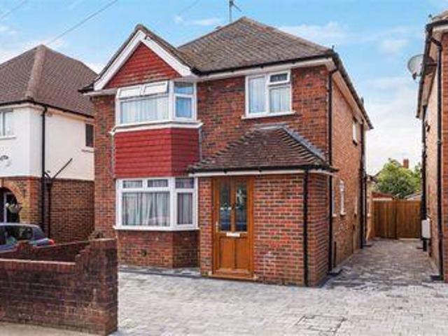 3 Bedrooms Detached house for sale in Byrefield Road, Guildford, Surrey GU2