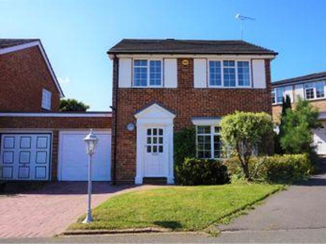 3 Bedrooms Detached house for sale in Barry Close, Orpington BR6