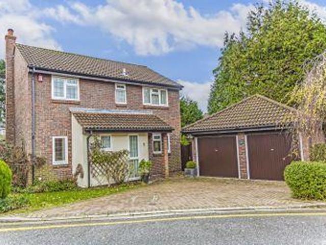 3 Bedrooms Detached house for sale in Blossom Close, South Croydon CR2