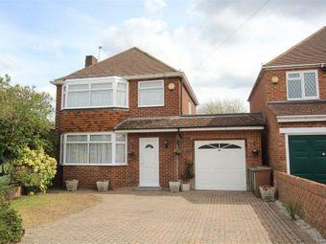 3 Bedrooms Detached house for sale in Carew Road, Ashford, Surrey TW15