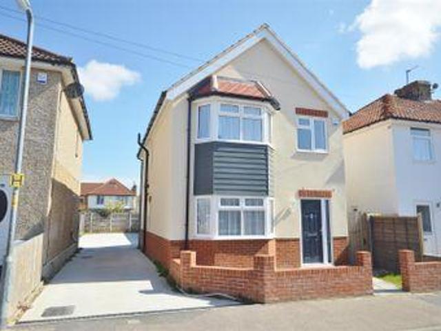 3 Bedrooms Detached house for sale in Carrs Road, Clacton On Sea CO15
