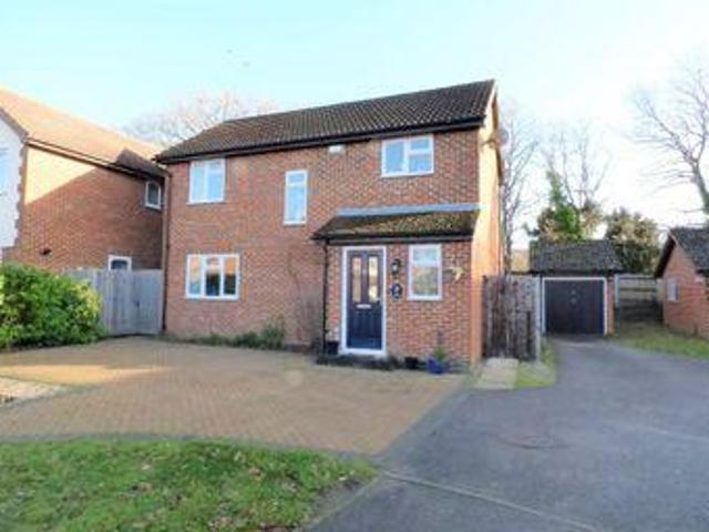 3 Bedrooms Detached house for sale in Chamomile Gardens, Farnborough GU14