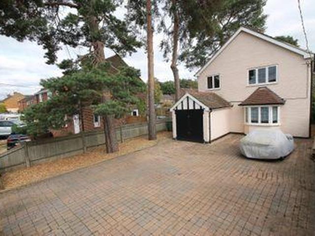 3 Bedrooms Detached house for sale in College Road, College Town, Sandhurst GU47