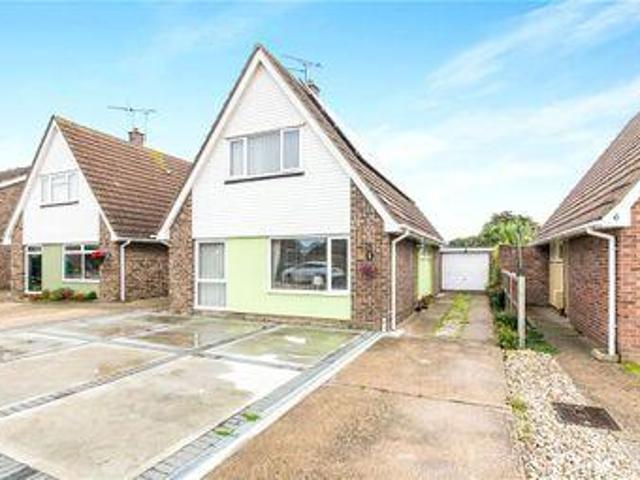 3 Bedrooms Detached house for sale in Constable Avenue, Clacton On Sea CO16