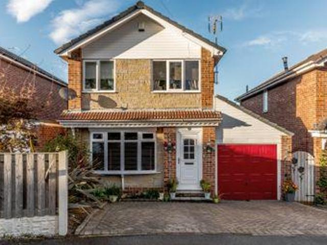 3 Bedrooms Detached house for sale in Coteroyd Avenue, Leeds LS27