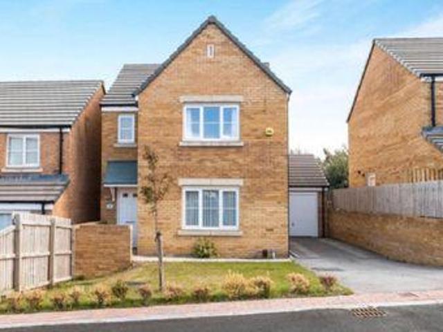 3 Bedrooms Detached house for sale in Dukes Avenue, Bradford BD6