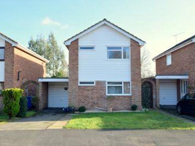 3 Bedrooms Detached house for sale in Durnsford Avenue, Fleet GU52