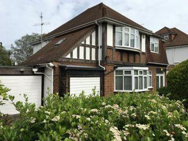 3 Bedrooms Detached house for sale in Dorchester Drive, London SE24