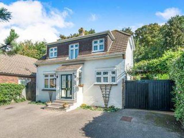 3 Bedrooms Detached house for sale in Downs Road, Istead Rise, Gravesend, Kent DA13
