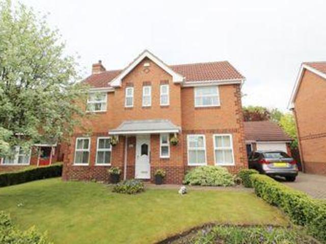 3 Bedrooms Detached house for sale in Elm Tree Close, Leeds LS15