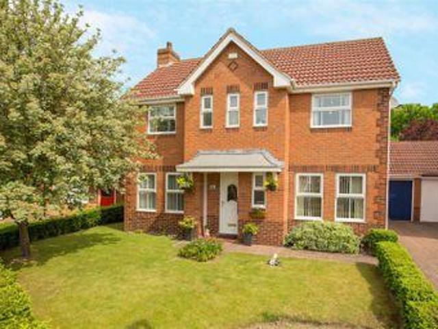 3 Bedrooms Detached house for sale in Elm Tree Close, Leeds LS15