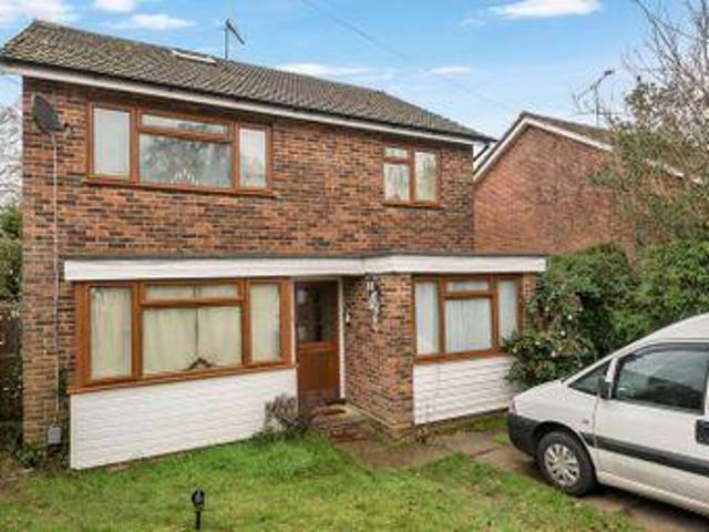 3 Bedrooms Detached house for sale in Elm Crescent, Farnham GU9