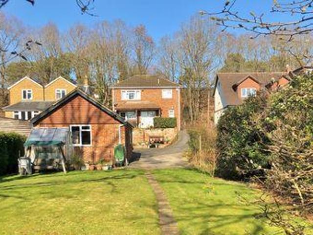 3 Bedrooms Detached house for sale in Gole Road, Pirbright, Woking GU24