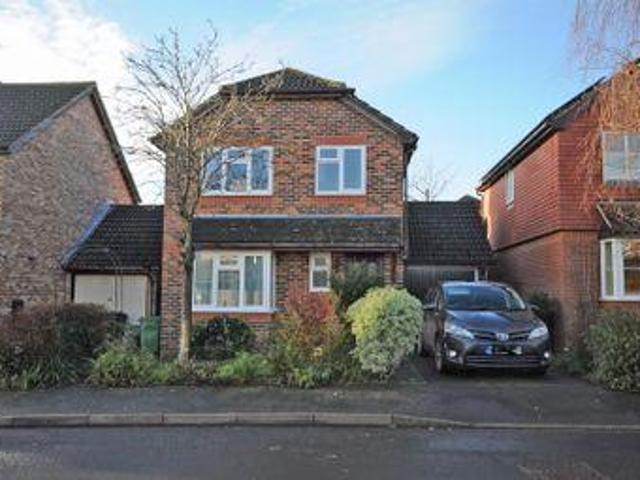 3 Bedrooms Detached house for sale in Greenacres Drive, Hailsham BN27