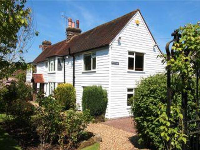 3 Bedrooms Detached house for sale in Hackenden Lane, East Grinstead, West Sussex RH19