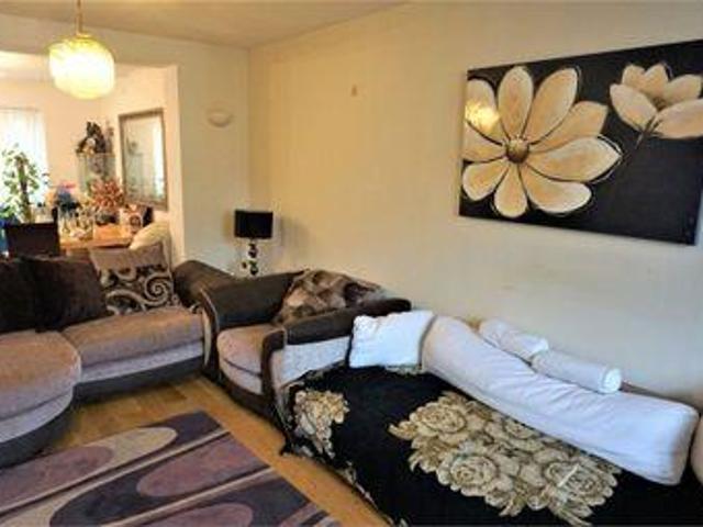 3 Bedrooms Detached house for sale in Hayes End, Hayes, Middlesex UB3