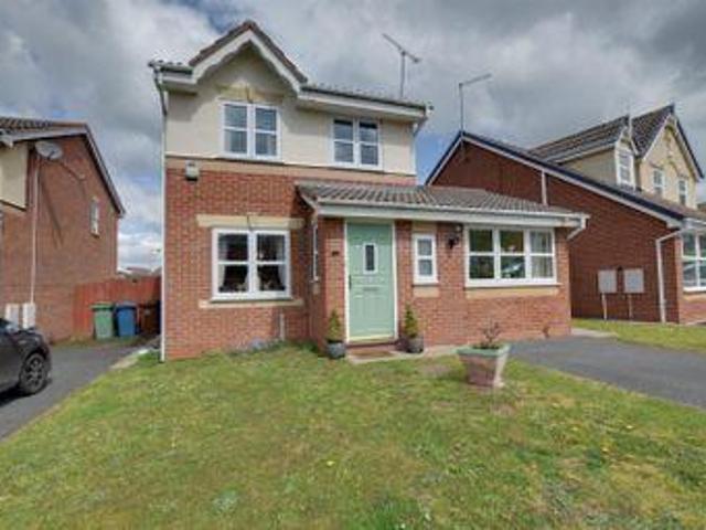 3 Bedrooms Detached house for sale in Helston Close, Stafford ST17