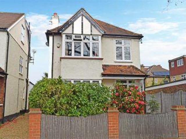 3 Bedrooms Detached house for sale in Holly Bush Lane, Hampton TW12