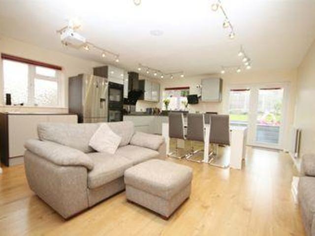 3 Bedrooms Detached house for sale in Juniper Drive, Chelmsford, Essex CM2
