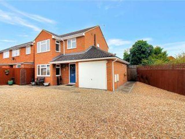 3 Bedrooms Detached house for sale in Kenilworth Drive, Aylesbury HP19