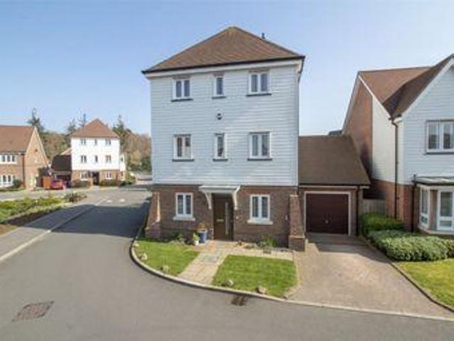 3 Bedrooms Detached house for sale in Kingfishers, Fleet GU51