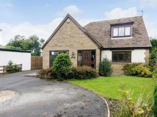 3 Bedrooms Detached house for sale in Larkfield Road, Rawdon, Leeds LS19
