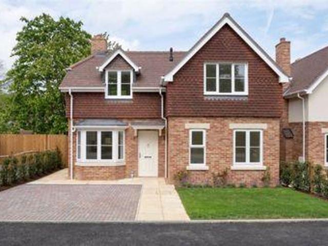 3 Bedrooms Detached house for sale in Park Drive, Guildford, Surrey GU5
