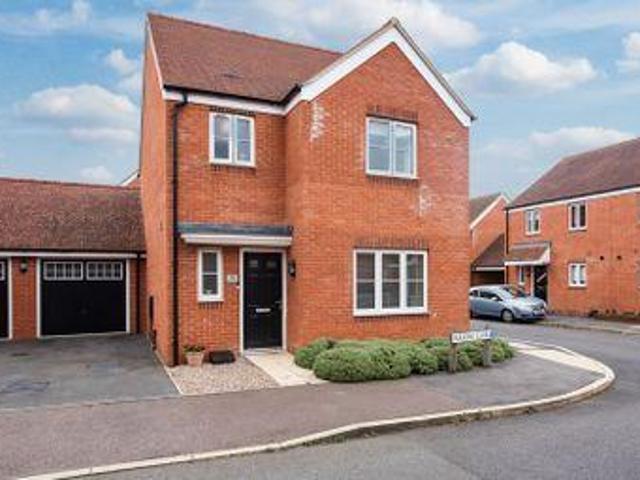 3 Bedrooms Detached house for sale in Perrine Close, Aylesbury HP18
