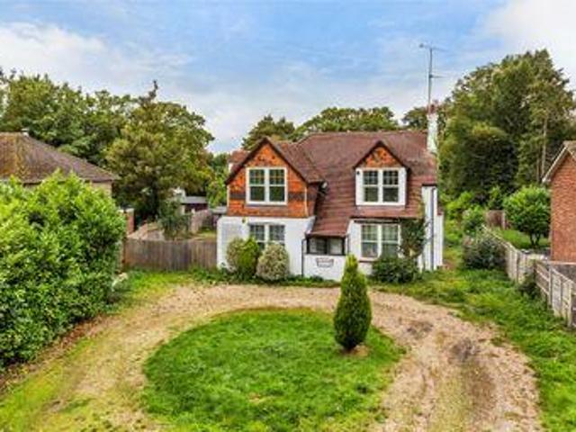3 Bedrooms Detached house for sale in Povey Cross Road, Horley, Surrey RH6