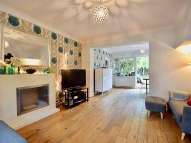 3 Bedrooms Detached house for sale in St. Johns Road, Leatherhead KT22