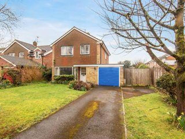 3 Bedrooms Detached house for sale in Stafford Road, Petersfield GU32