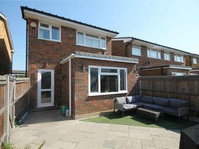 3 Bedrooms Detached house for sale in Staines Road West, Ashford, Surrey TW15