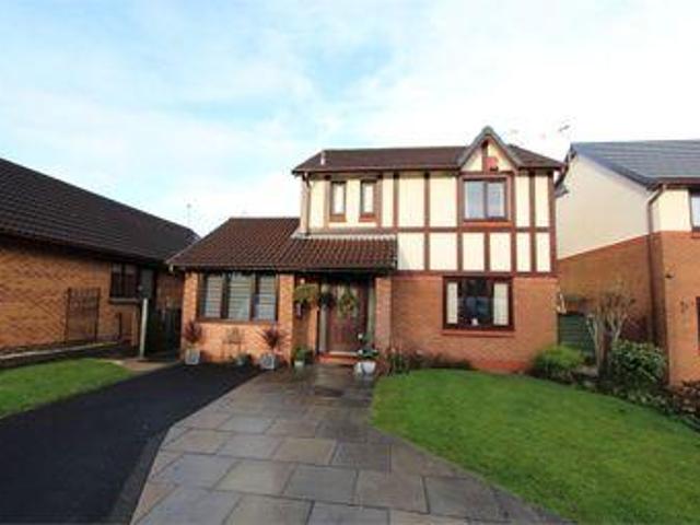 3 Bedrooms Detached house for sale in Sandhurst Close, Walshaw, Bury, Lancashire BL8