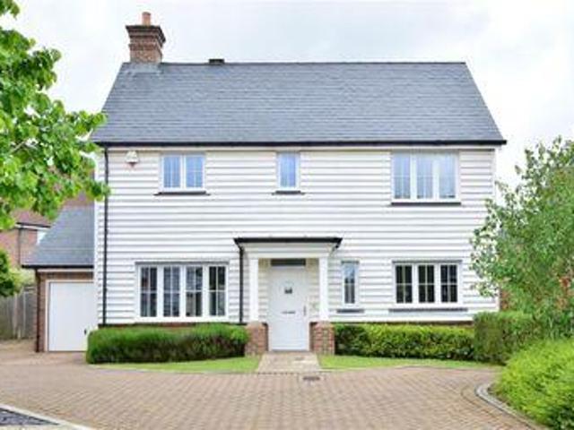 3 Bedrooms Detached house for sale in Scholars Walk, Horsham, West Sussex RH12