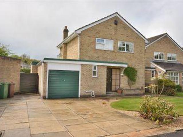 3 Bedrooms Detached house for sale in Shadwell Park Avenue, Leeds, West Yorkshire LS17