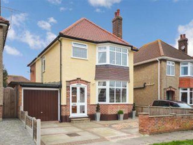 3 Bedrooms Detached house for sale in Thornbury Road, Clacton On Sea CO15