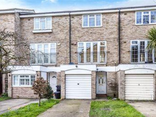 3 Bedrooms Detached house for sale in Ullswater Close, Bromley BR1