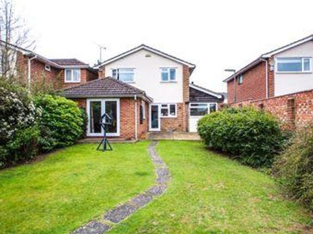 3 Bedrooms Detached house for sale in Ullswater Close, Lightwater, Surrey GU18