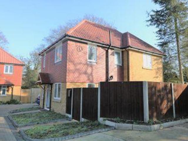 3 Bedrooms Detached house for sale in View Road, Cliffe Woods Rochester ME3