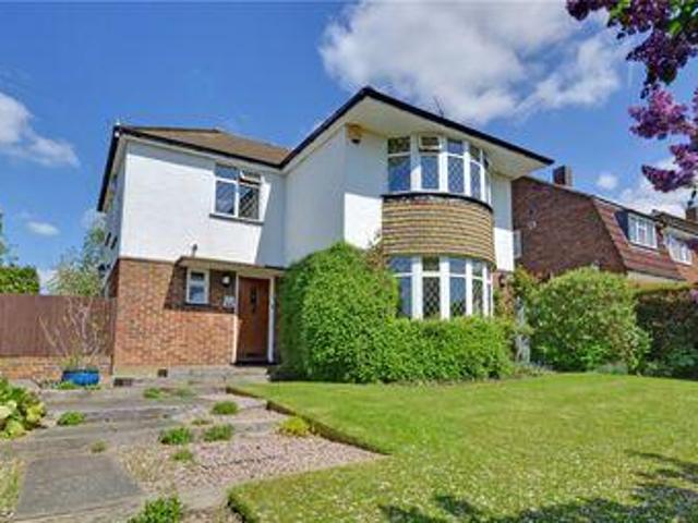 3 Bedrooms Detached house for sale in Walden Road, Chislehurst BR7