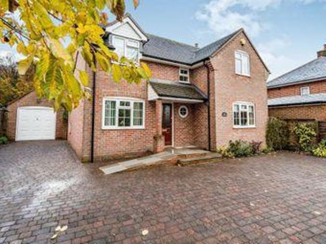3 Bedrooms Detached house for sale in Water End Road, Beacons Bottom, High Wycombe HP14